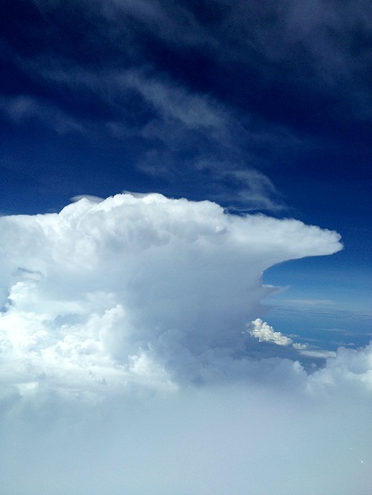 Cumulonimbo de libro, al sur de Iquitos, entre Perú y Brasil. El ...